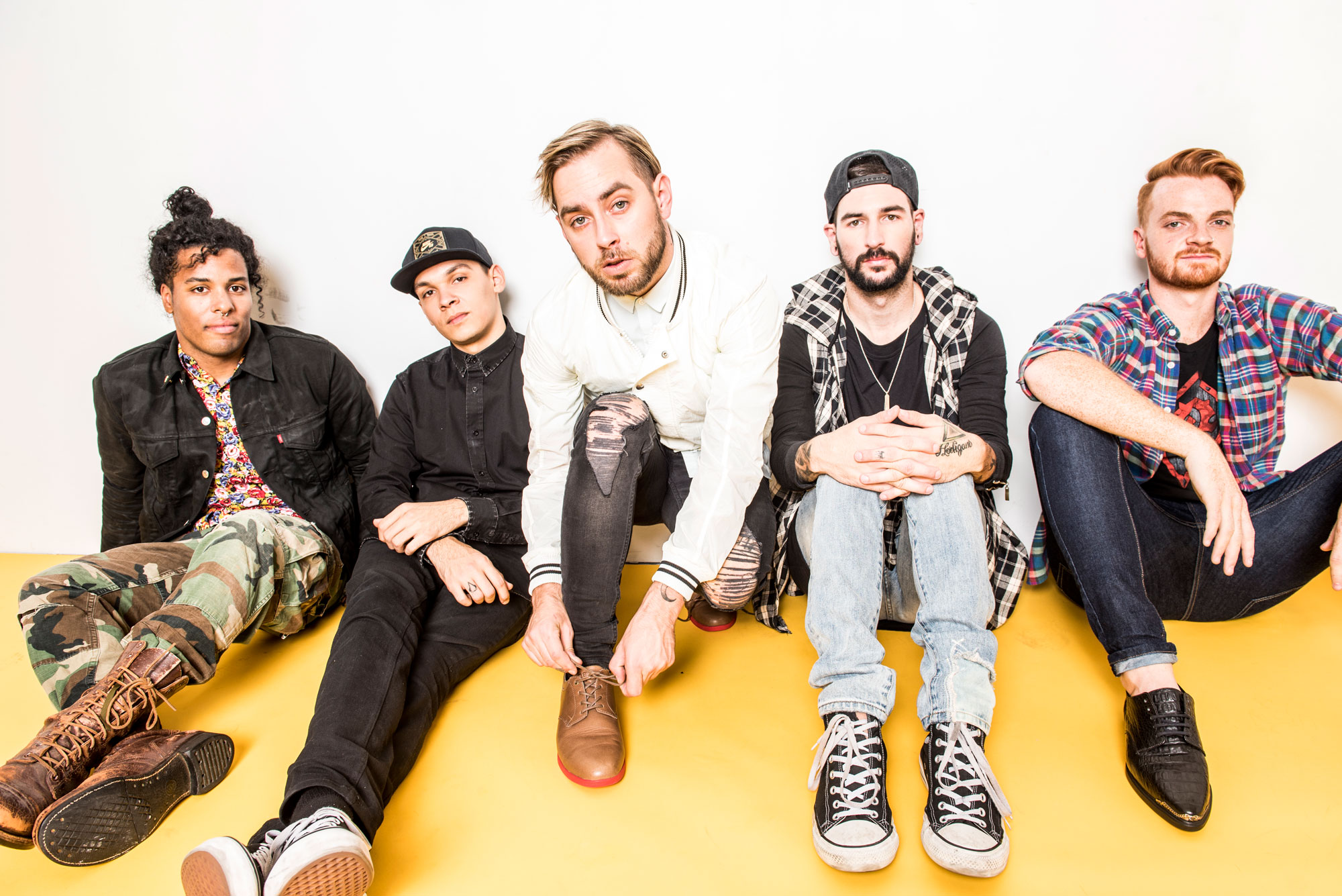 Issues lanzó un nuevo video 'Hero' con imágenes de su gira