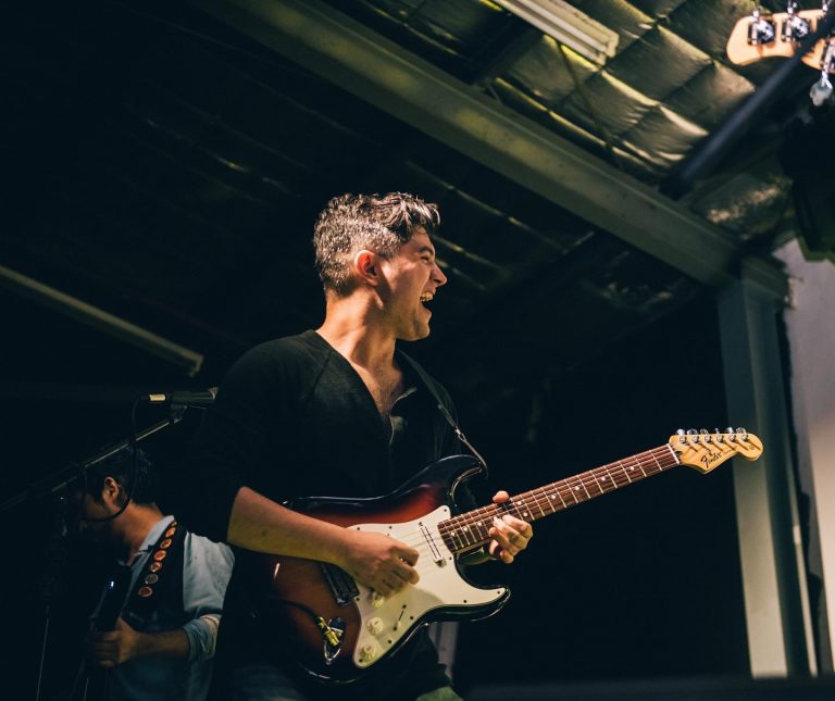 Eleva tu consciencia con el proyecto solista de Christian León